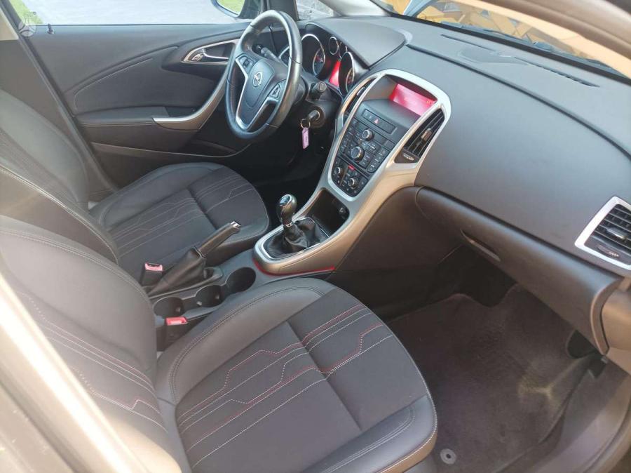 Black Opel Astra 2012 in Birzai, with an engine capacity of 1.70 L and mileage of 239 thousand km for 2650 €, photo 9 on AUTOMOTO.COM.LV