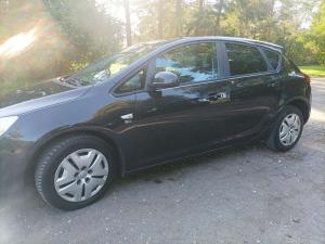 Black Opel Astra 2012 in Birzai, with an engine capacity of 1.70 L and mileage of 239 thousand km for 2650 €, photo 10 on AUTOMOTO.COM.LV