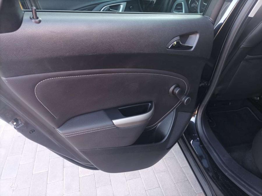 Black Opel Astra 2012 in Birzai, with an engine capacity of 1.70 L and mileage of 239 thousand km for 2650 €, photo 13 on AUTOMOTO.COM.LV