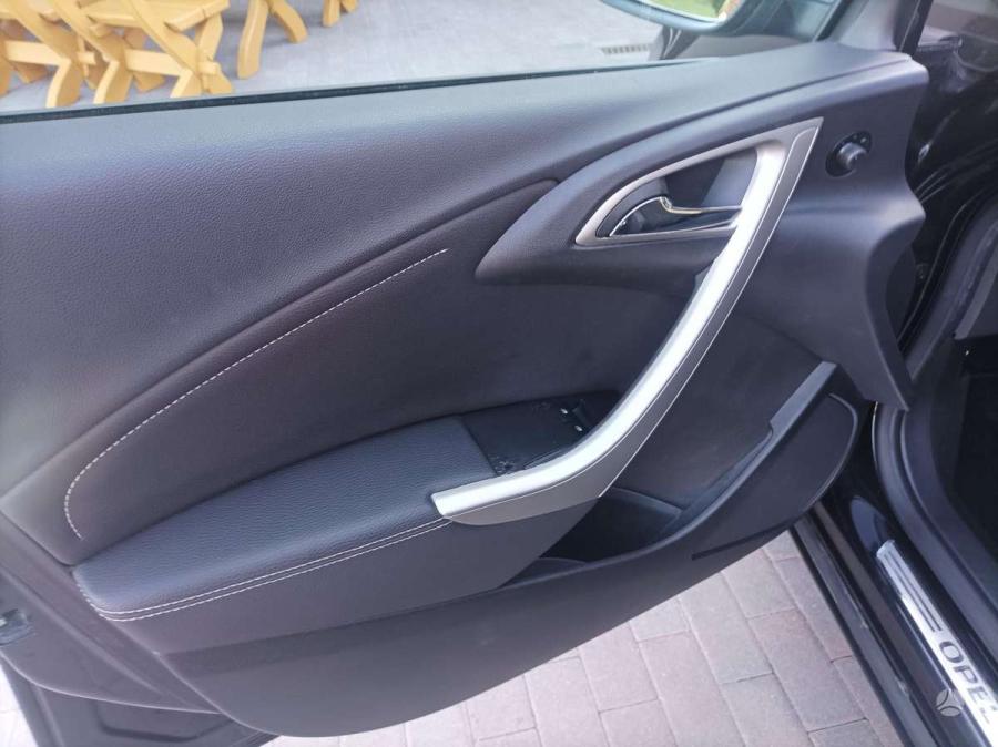 Black Opel Astra 2012 in Birzai, with an engine capacity of 1.70 L and mileage of 239 thousand km for 2650 €, photo 14 on AUTOMOTO.COM.LV