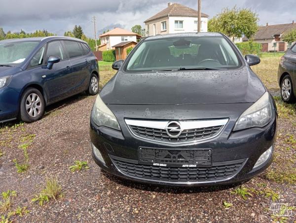 Black Opel Astra 2012 in Sakiai, with an engine capacity of 1.70 L and mileage of 241 thousand km for 2900 €, photo 3 on AUTOMOTO.COM.LV