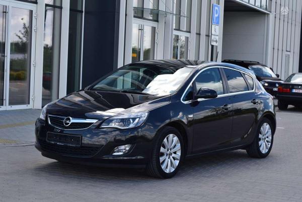 Black Opel Astra 2012 in Vilnius, with an engine capacity of 1.36 L and mileage of 219 thousand km for 4000 €, photo 1 on AUTOMOTO.COM.LV
