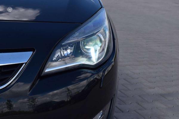 Black Opel Astra 2012 in Vilnius, with an engine capacity of 1.36 L and mileage of 219 thousand km for 4000 €, photo 9 on AUTOMOTO.COM.LV