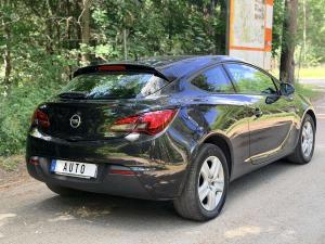 Black Opel Astra 2013 in Taurage, with an engine capacity of 1.69 L and mileage of 220 thousand km for 3999 €, photo 8 on AUTOMOTO.COM.LV