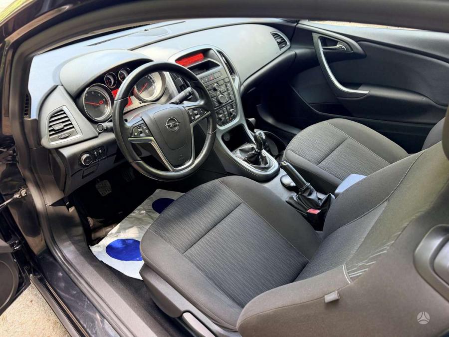 Black Opel Astra 2013 in Taurage, with an engine capacity of 1.69 L and mileage of 220 thousand km for 3999 €, photo 15 on AUTOMOTO.COM.LV
