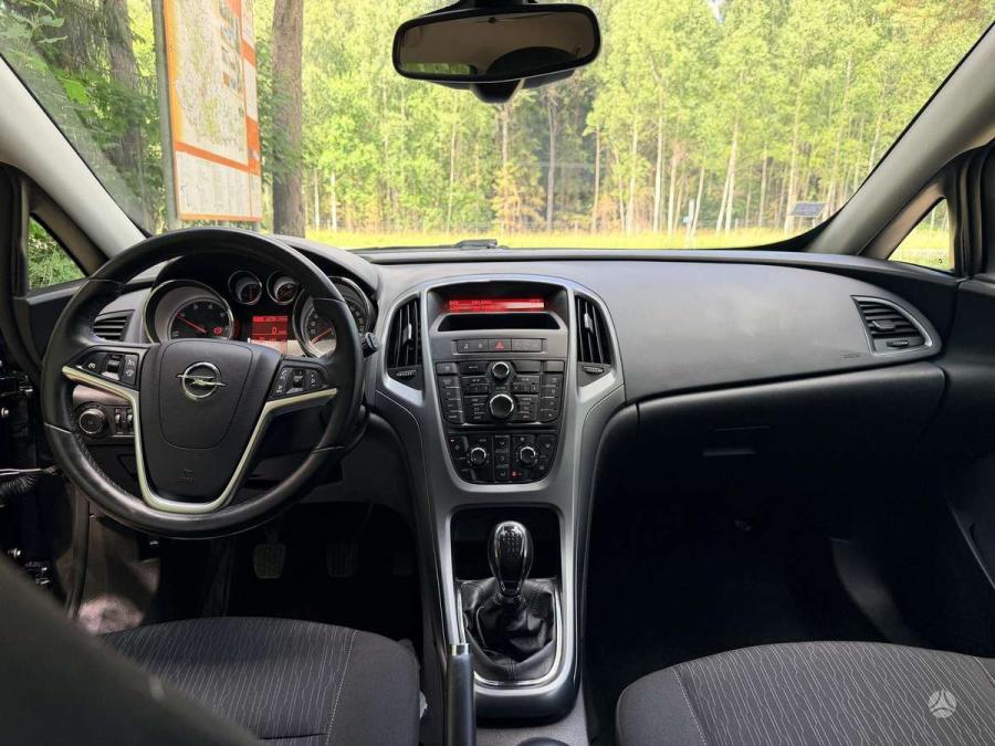 Black Opel Astra 2013 in Taurage, with an engine capacity of 1.69 L and mileage of 220 thousand km for 3999 €, photo 19 on AUTOMOTO.COM.LV