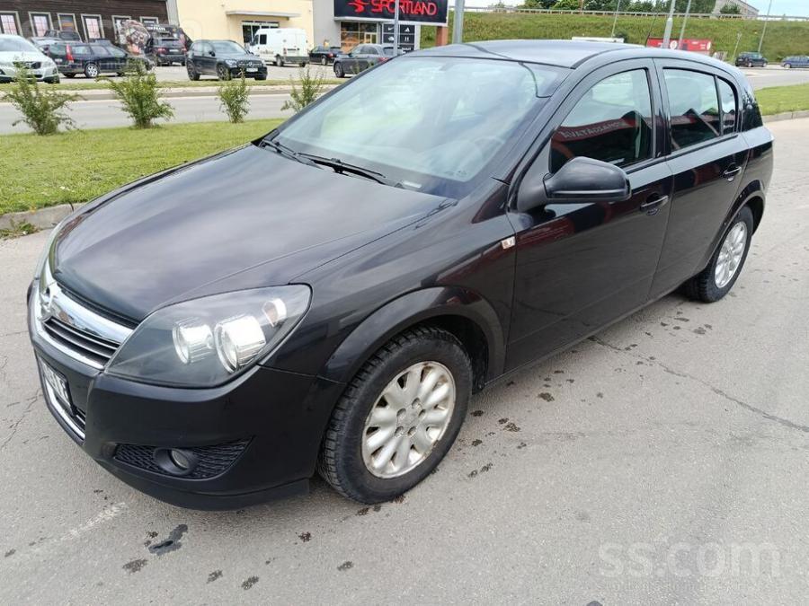 Black Opel Astra 2013 in Jekabpils, with an engine capacity of 1.60 L and mileage of 160 thousand km for 3250 €, photo 1 on AUTOMOTO.COM.LV
