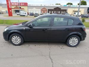 Black Opel Astra 2013 in Jekabpils, with an engine capacity of 1.60 L and mileage of 160 thousand km for 3250 €, photo 3 on AUTOMOTO.COM.LV