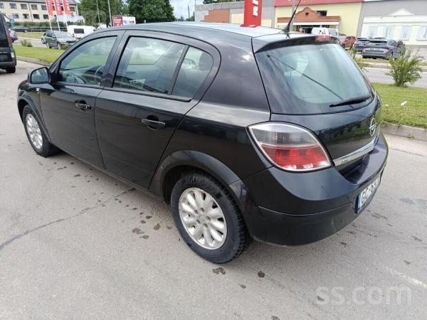 Black Opel Astra 2013 in Jekabpils, with an engine capacity of 1.60 L and mileage of 160 thousand km for 3250 €, photo 3 on AUTOMOTO.COM.LV
