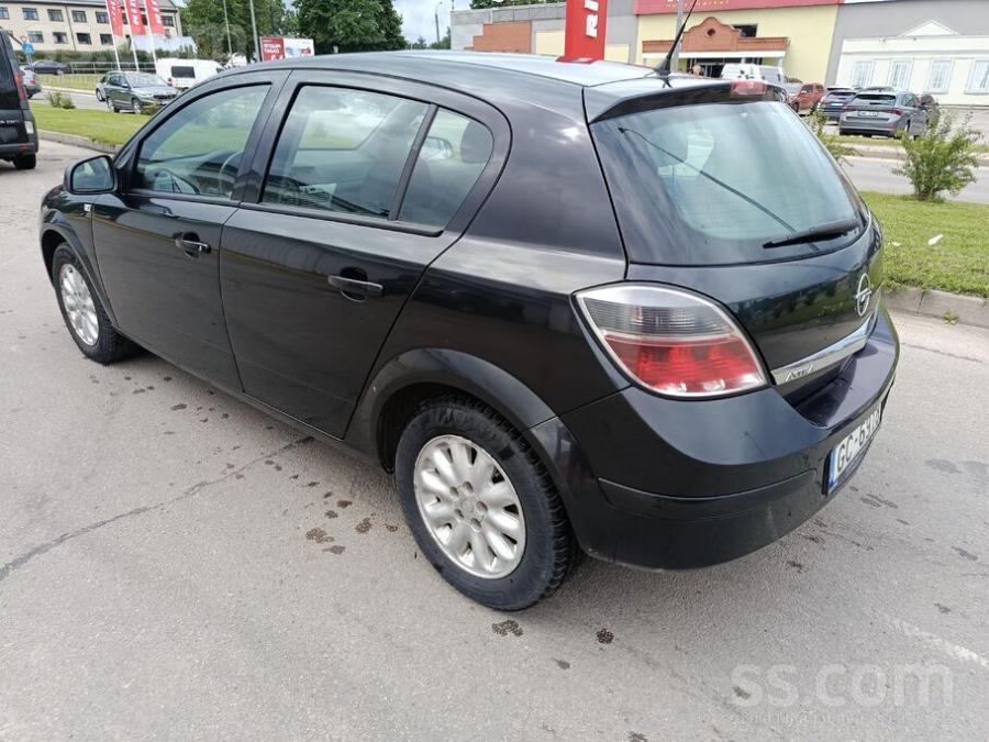 Black Opel Astra 2013 in Jekabpils, with an engine capacity of 1.60 L and mileage of 160 thousand km for 3250 €, photo 4 on AUTOMOTO.COM.LV