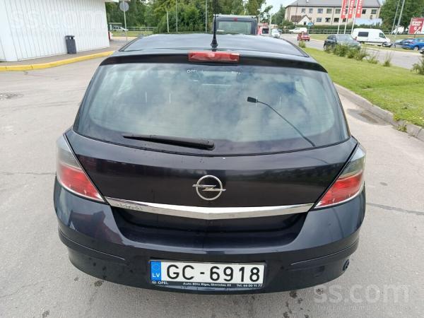 Black Opel Astra 2013 in Jekabpils, with an engine capacity of 1.60 L and mileage of 160 thousand km for 3250 €, photo 4 on AUTOMOTO.COM.LV