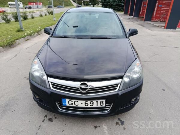 Black Opel Astra 2013 in Jekabpils, with an engine capacity of 1.60 L and mileage of 160 thousand km for 3250 €, photo 5 on AUTOMOTO.COM.LV