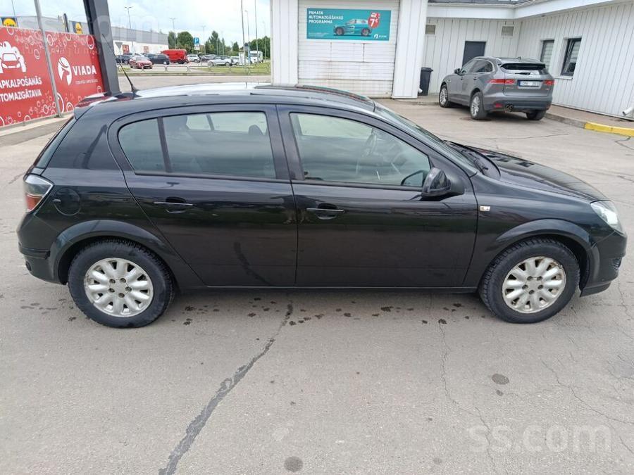 Black Opel Astra 2013 in Jekabpils, with an engine capacity of 1.60 L and mileage of 160 thousand km for 3250 €, photo 8 on AUTOMOTO.COM.LV