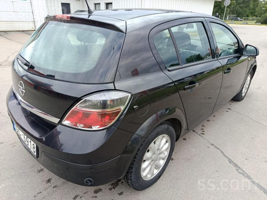 Black Opel Astra 2013 in Jekabpils, with an engine capacity of 1.60 L and mileage of 160 thousand km for 3250 €, photo 9 on AUTOMOTO.COM.LV