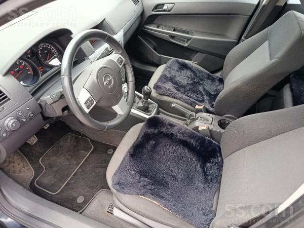 Black Opel Astra 2013 in Jekabpils, with an engine capacity of 1.60 L and mileage of 160 thousand km for 3250 €, photo 9 on AUTOMOTO.COM.LV