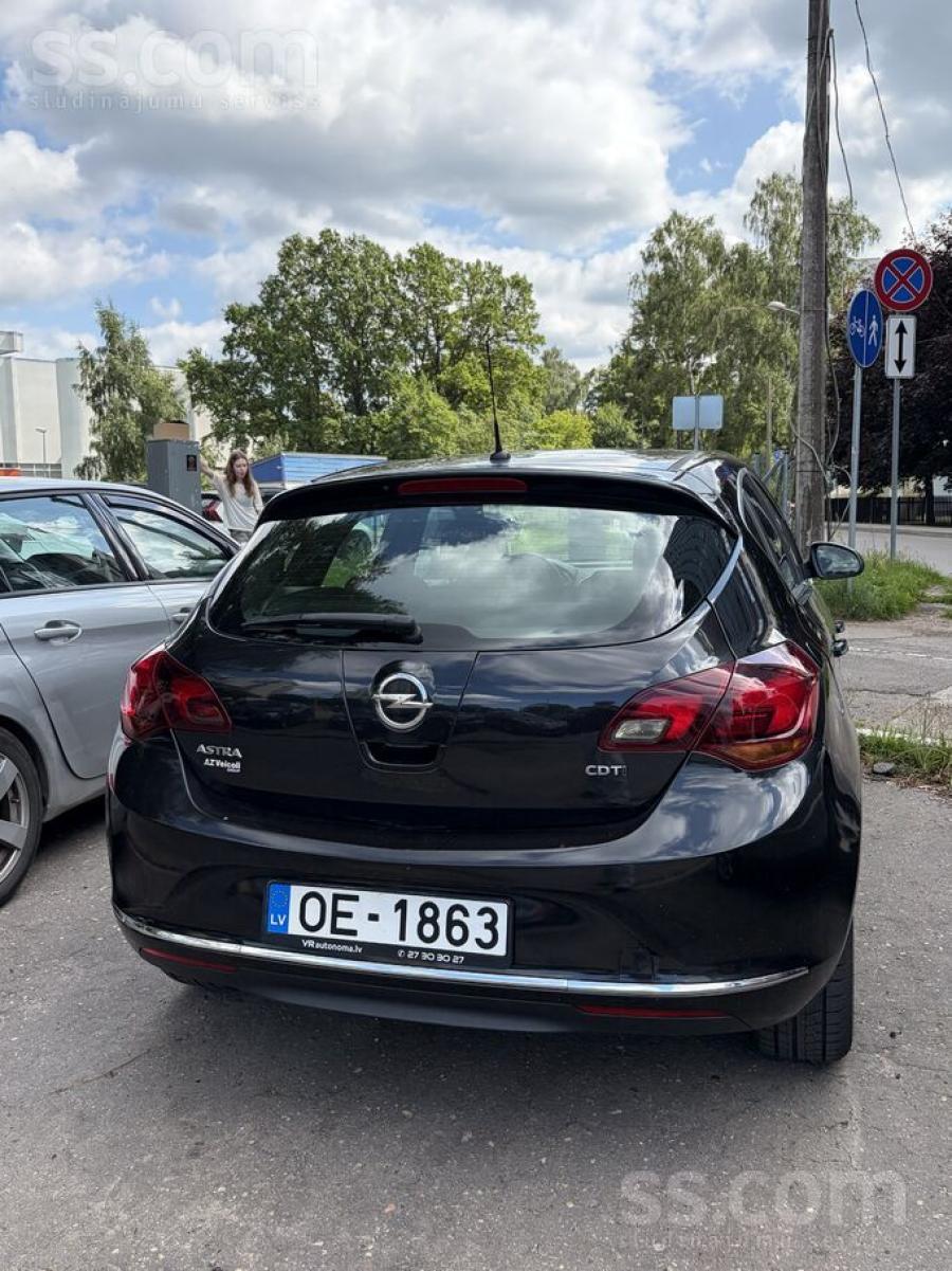 Black Opel Astra 2013 in Riga, with an engine capacity of 1.70 L and mileage of 258 thousand km for 4500 €, photo 5 on AUTOMOTO.COM.LV