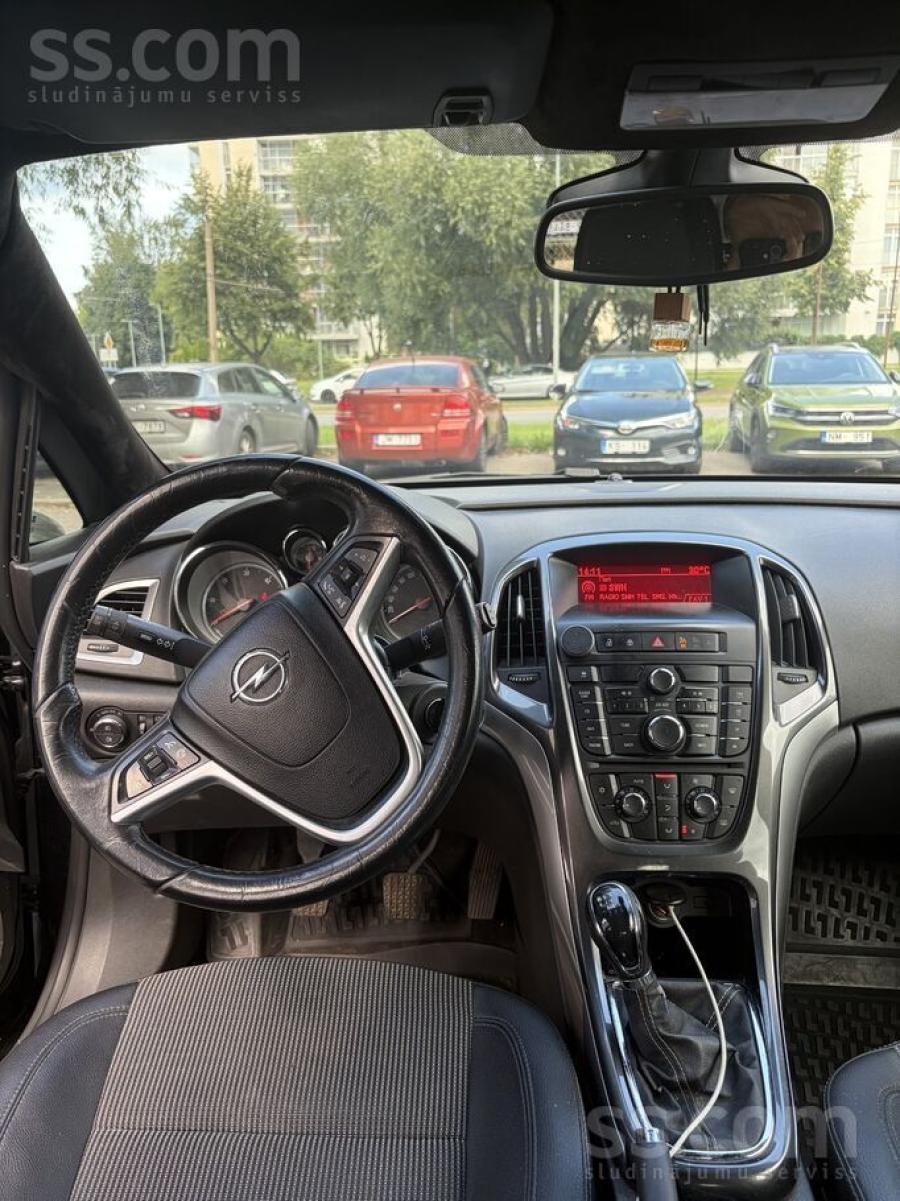 Black Opel Astra 2013 in Riga, with an engine capacity of 1.70 L and mileage of 258 thousand km for 4500 €, photo 8 on AUTOMOTO.COM.LV