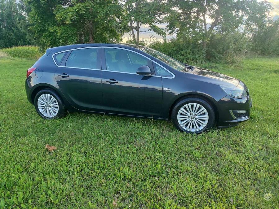 Black Opel Astra 2013 in Kelme, with an engine capacity of 1.69 L and mileage of 203 thousand km for 3900 €, photo 1 on AUTOMOTO.COM.LV