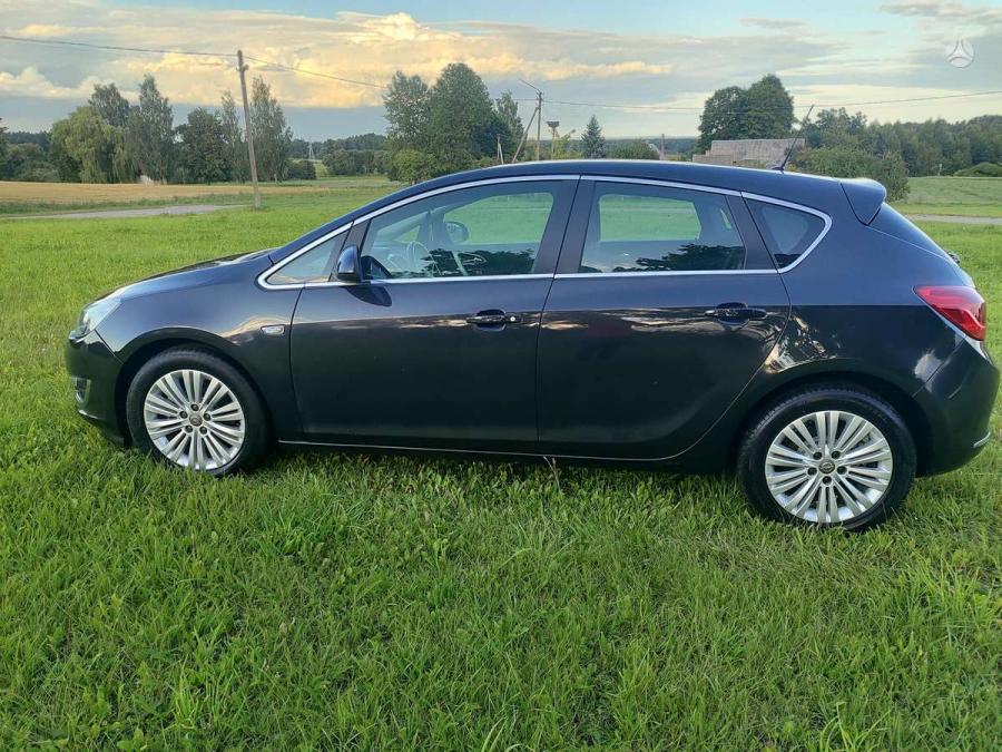 Black Opel Astra 2013 in Kelme, with an engine capacity of 1.69 L and mileage of 203 thousand km for 3900 €, photo 3 on AUTOMOTO.COM.LV