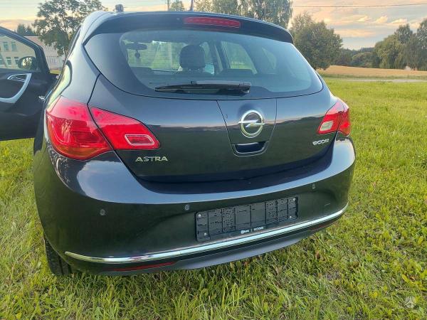 Black Opel Astra 2013 in Kelme, with an engine capacity of 1.69 L and mileage of 203 thousand km for 3900 €, photo 3 on AUTOMOTO.COM.LV