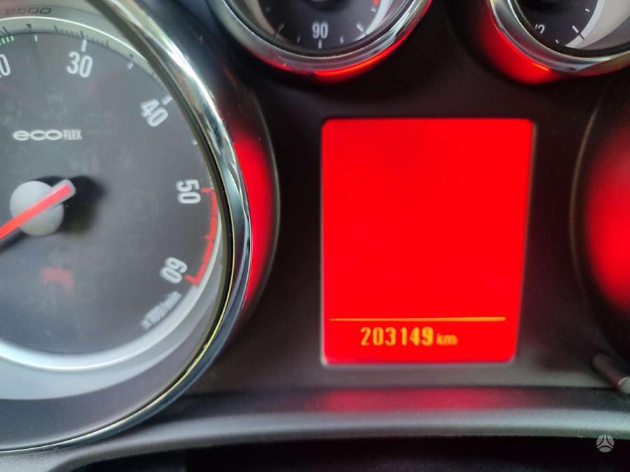 Black Opel Astra 2013 in Kelme, with an engine capacity of 1.69 L and mileage of 203 thousand km for 3900 €, photo 8 on AUTOMOTO.COM.LV