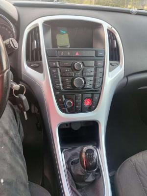 Black Opel Astra 2013 in Kelme, with an engine capacity of 1.69 L and mileage of 203 thousand km for 3900 €, photo 9 on AUTOMOTO.COM.LV