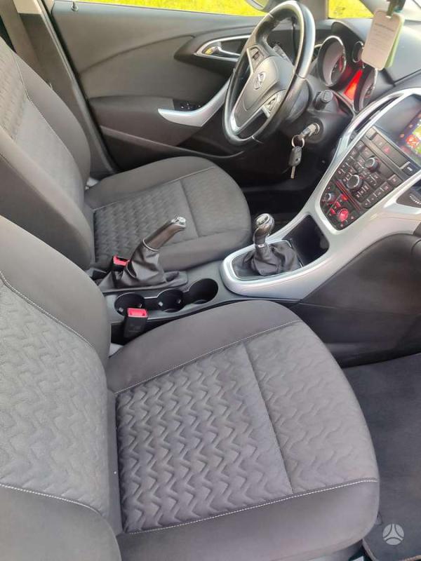 Black Opel Astra 2013 in Kelme, with an engine capacity of 1.69 L and mileage of 203 thousand km for 3900 €, photo 10 on AUTOMOTO.COM.LV