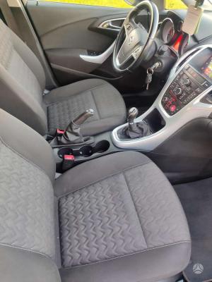 Black Opel Astra 2013 in Kelme, with an engine capacity of 1.69 L and mileage of 203 thousand km for 3900 €, photo 11 on AUTOMOTO.COM.LV