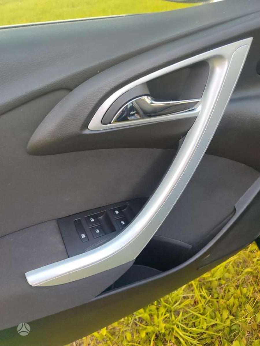 Black Opel Astra 2013 in Kelme, with an engine capacity of 1.69 L and mileage of 203 thousand km for 3900 €, photo 13 on AUTOMOTO.COM.LV
