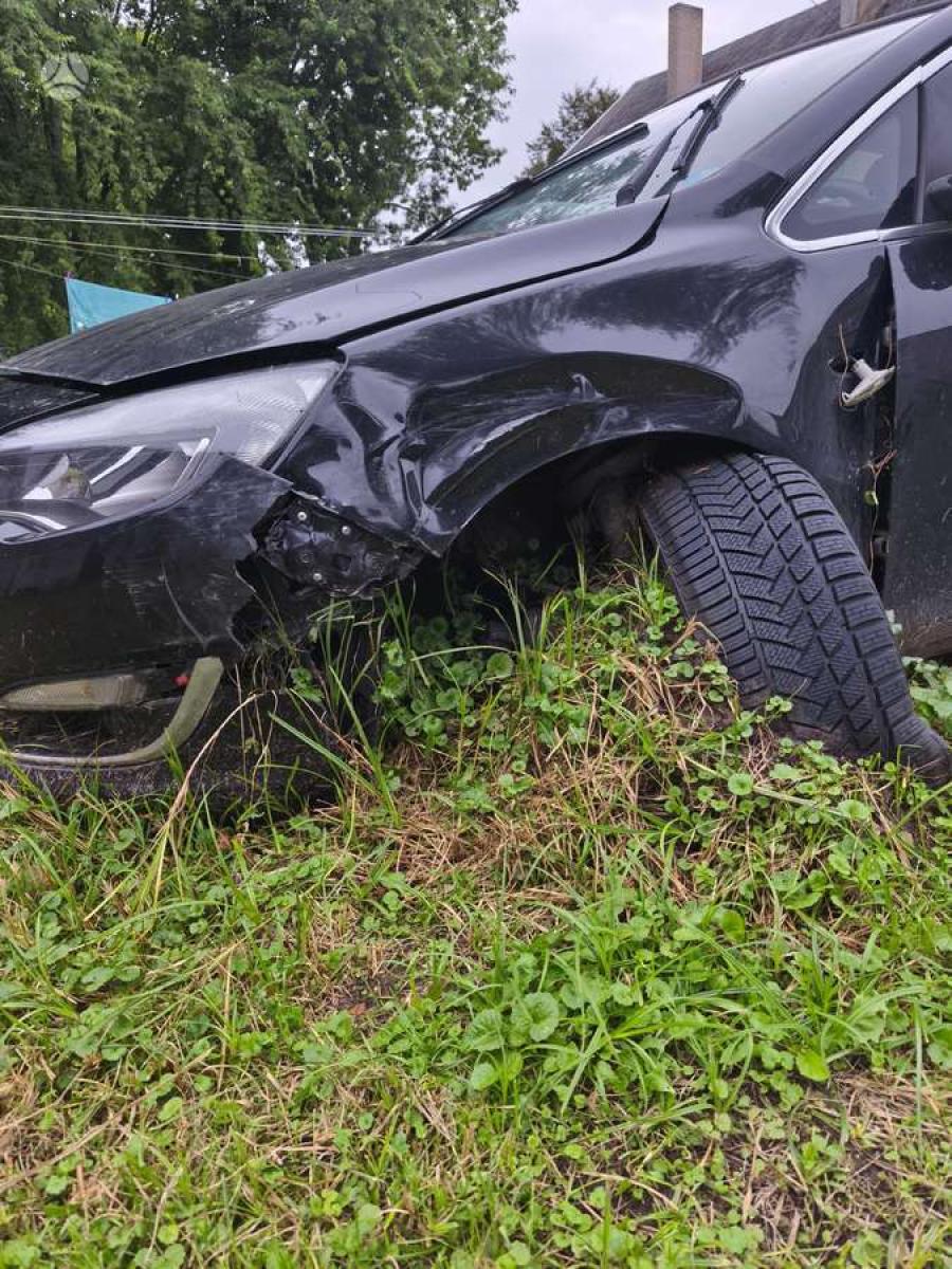 Black Opel Astra 2014 in Silute, with an engine capacity of 1.69 L and mileage of 17 thousand km for 1500 €, photo 1 on AUTOMOTO.COM.LV
