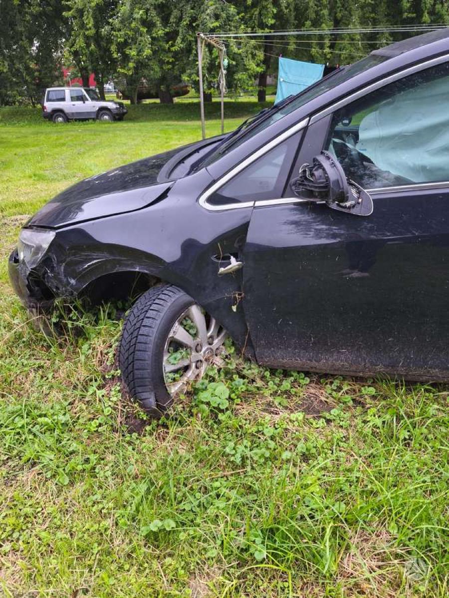 Black Opel Astra 2014 in Silute, with an engine capacity of 1.69 L and mileage of 17 thousand km for 1500 €, photo 2 on AUTOMOTO.COM.LV