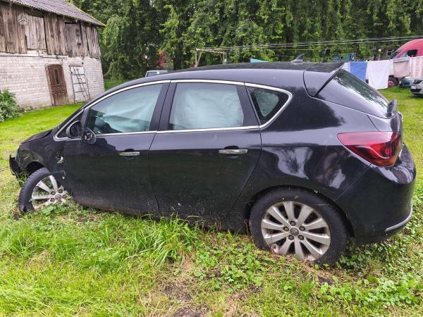 Melns Opel Astra 2014 Šilutė, ar dzinēja tilpumu 1.69 L un nobraukumu 17 tūkst. km par 1500 €, foto 3 vietnē AUTOMOTO.COM.LV