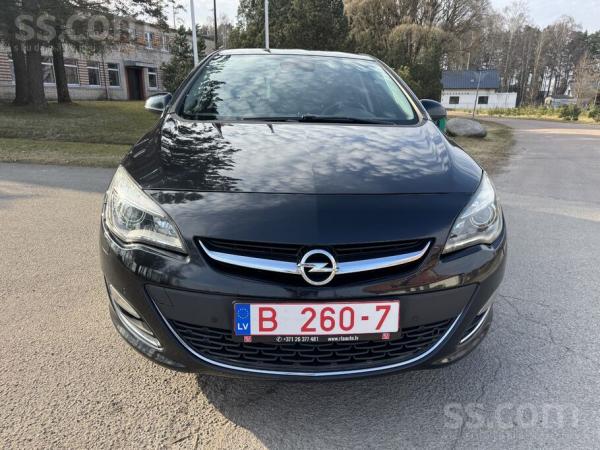 Black Opel Astra 2014 in Ogre, with an engine capacity of 2.00 L and mileage of 238 thousand km for 5250 €, photo 3 on AUTOMOTO.COM.LV