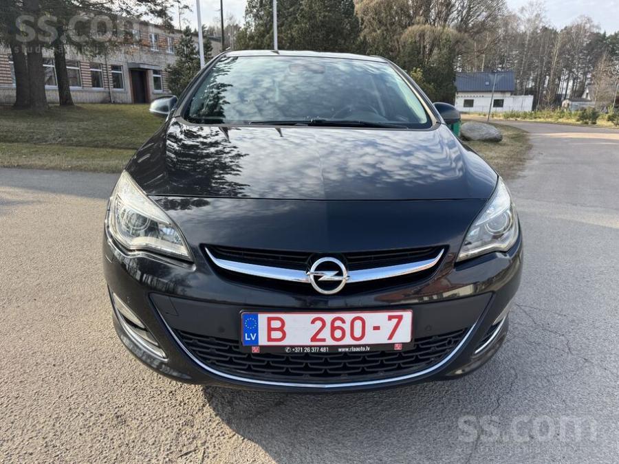 Black Opel Astra 2014 in Ogre, with an engine capacity of 2.00 L and mileage of 238 thousand km for 5250 €, photo 3 on AUTOMOTO.COM.LV