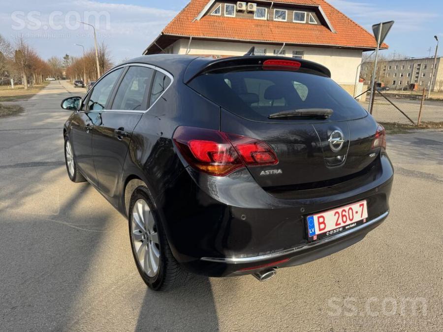 Black Opel Astra 2014 in Ogre, with an engine capacity of 2.00 L and mileage of 238 thousand km for 5250 €, photo 11 on AUTOMOTO.COM.LV
