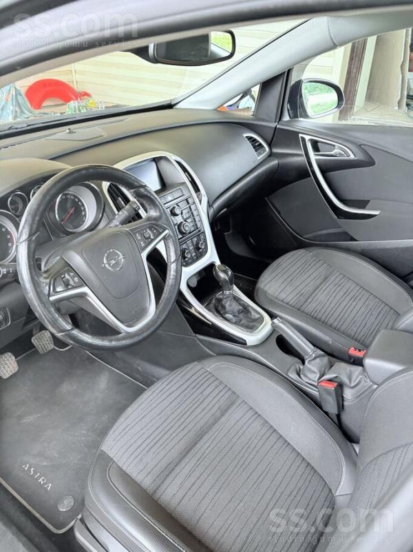 Black Opel Astra 2014 in Saldus, with an engine capacity of 1.40 L and mileage of 246 thousand km for 5950 €, photo 5 on AUTOMOTO.COM.LV