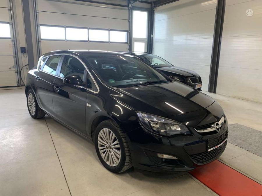 Black Opel Astra 2014 in Kaunas, with an engine capacity of 1.60 L and mileage of 231 thousand km for 3500 €, photo 3 on AUTOMOTO.COM.LV