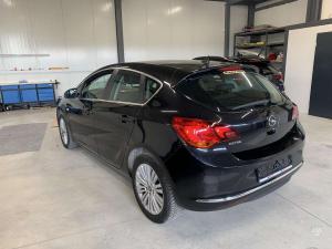Black Opel Astra 2014 in Kaunas, with an engine capacity of 1.60 L and mileage of 231 thousand km for 3500 €, photo 5 on AUTOMOTO.COM.LV