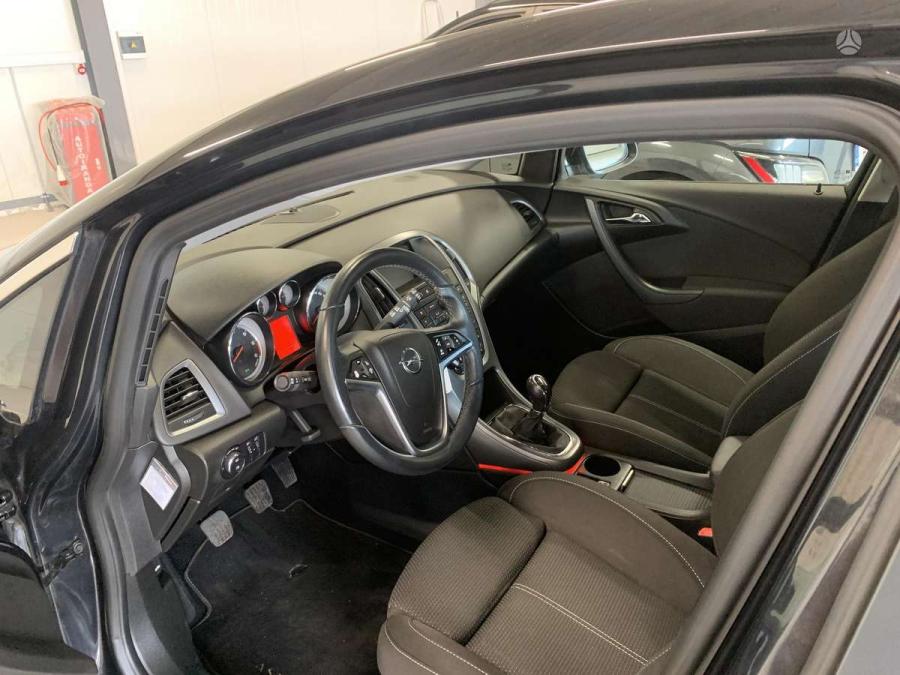 Black Opel Astra 2014 in Kaunas, with an engine capacity of 1.60 L and mileage of 231 thousand km for 3500 €, photo 6 on AUTOMOTO.COM.LV