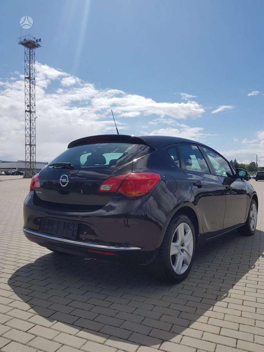 Black Opel Astra 2014 in Marijampole, with an engine capacity of 1.60 L and mileage of 188 thousand km for 4499 €, photo 3 on AUTOMOTO.COM.LV