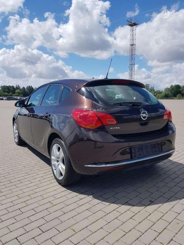 Black Opel Astra 2014 in Marijampole, with an engine capacity of 1.60 L and mileage of 188 thousand km for 4499 €, photo 5 on AUTOMOTO.COM.LV
