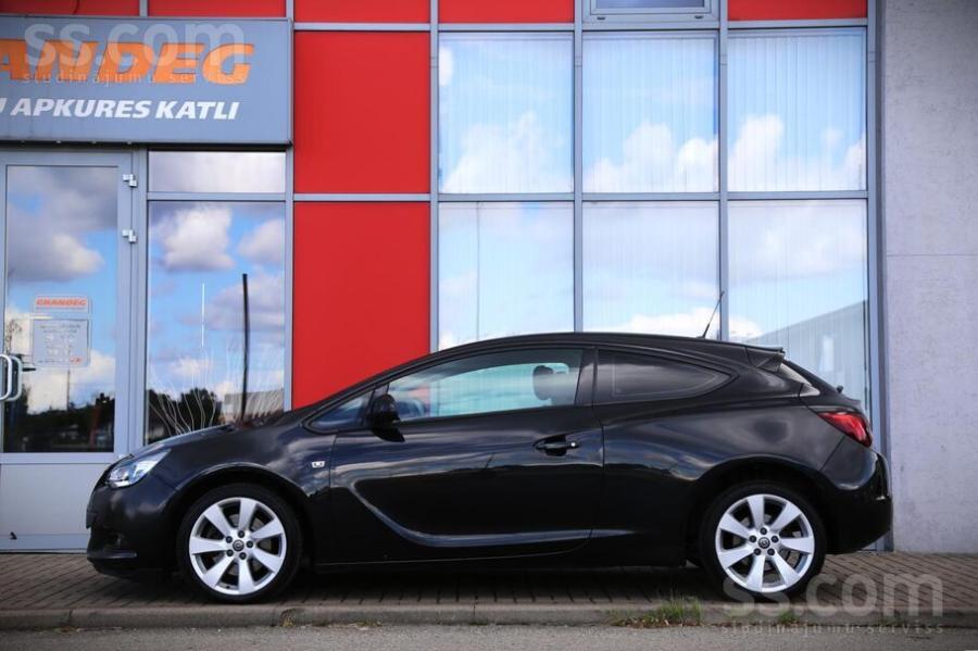 Black Opel Astra 2014 in Riga, with an engine capacity of 1.70 L and mileage of 241 thousand km for 4995 €, photo 3 on AUTOMOTO.COM.LV