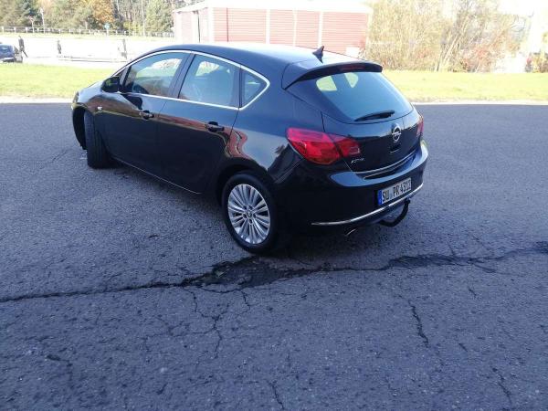 Black Opel Astra 2014 in Utena, with an engine capacity of 1.96 L and mileage of 220 thousand km for 4250 €, photo 6 on AUTOMOTO.COM.LV