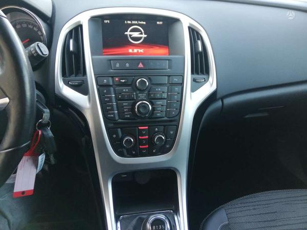 Black Opel Astra 2014 in Utena, with an engine capacity of 1.96 L and mileage of 220 thousand km for 4250 €, photo 7 on AUTOMOTO.COM.LV
