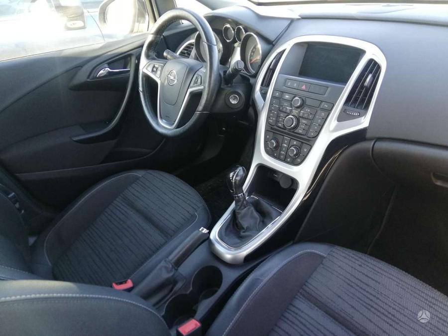 Black Opel Astra 2014 in Utena, with an engine capacity of 1.96 L and mileage of 220 thousand km for 4250 €, photo 8 on AUTOMOTO.COM.LV