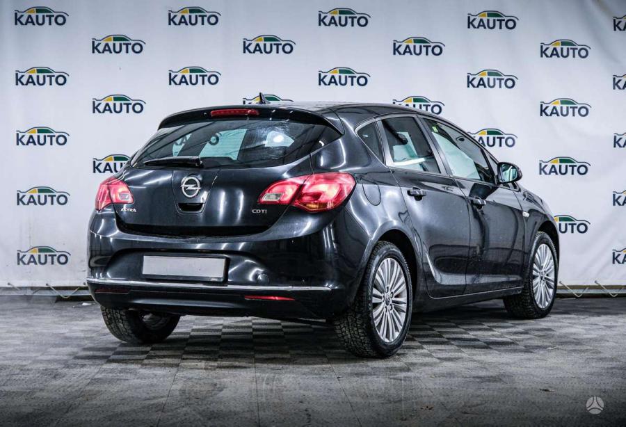 Black Opel Astra 2015 in Kaunas, with an engine capacity of 1.60 L and mileage of 251 thousand km for 4990 €, photo 3 on AUTOMOTO.COM.LV