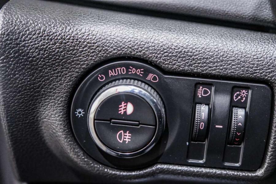 Black Opel Astra 2015 in Kaunas, with an engine capacity of 1.60 L and mileage of 251 thousand km for 4990 €, photo 14 on AUTOMOTO.COM.LV