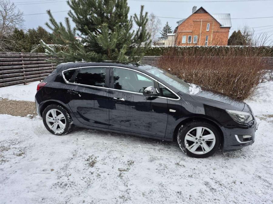 Black Opel Astra 2015 in Kaunas, with an engine capacity of 1.60 L and mileage of 252 thousand km for 5500 €, photo 4 on AUTOMOTO.COM.LV