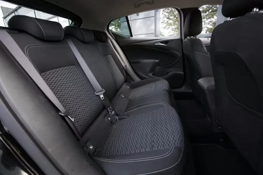Melns Opel Astra 2016 Jelgava, ar dzinēja tilpumu 1.00 L un nobraukumu 184 tūkst. km par 6950 €, foto 16 vietnē AUTOMOTO.COM.LV