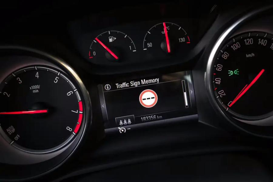 Melns Opel Astra 2016 Jelgava, ar dzinēja tilpumu 1.00 L un nobraukumu 184 tūkst. km par 6950 €, foto 27 vietnē AUTOMOTO.COM.LV